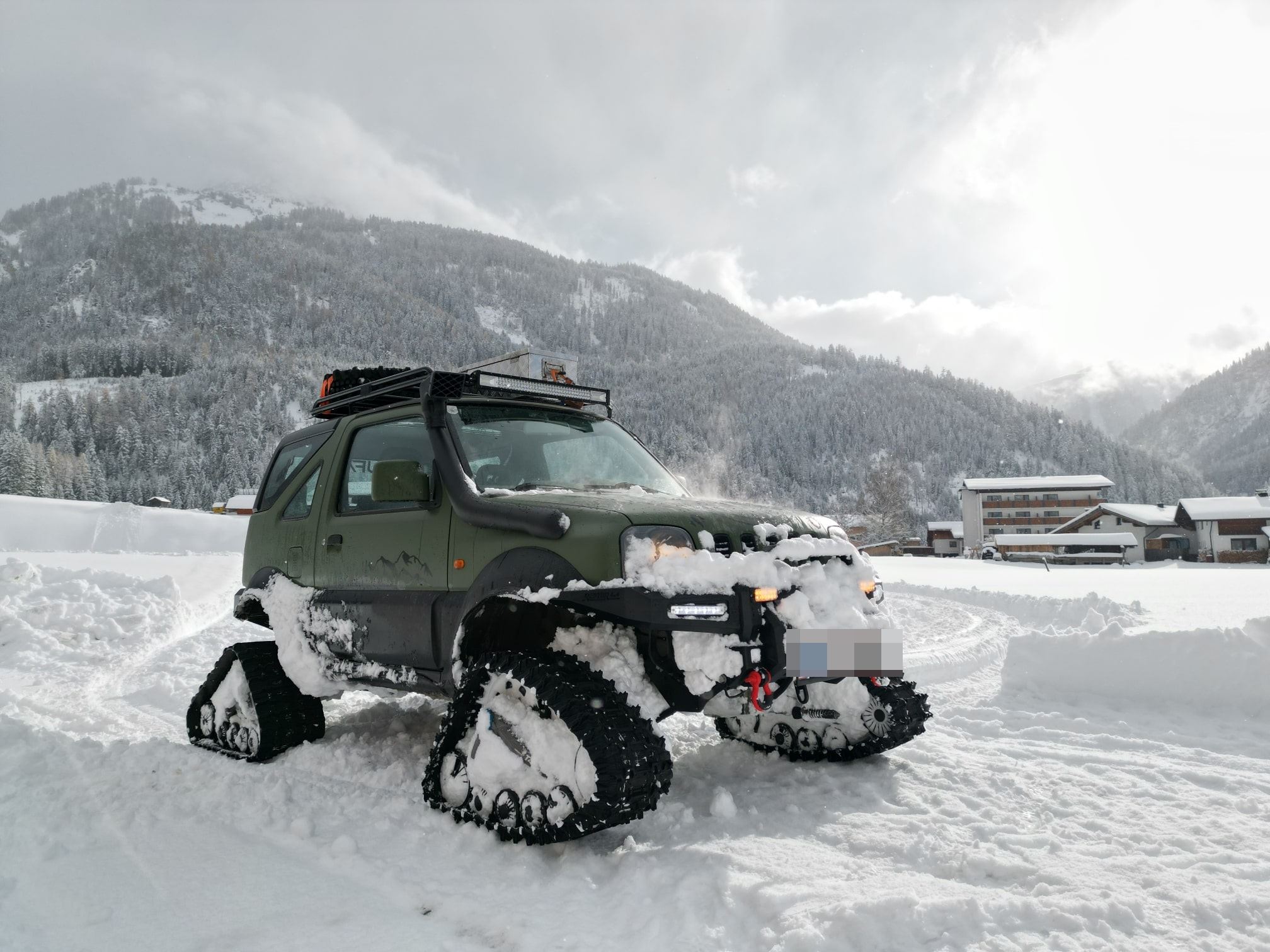 Suzuki Jimmy conversion on snow crawlers in the Tyrolean mountains (132973)