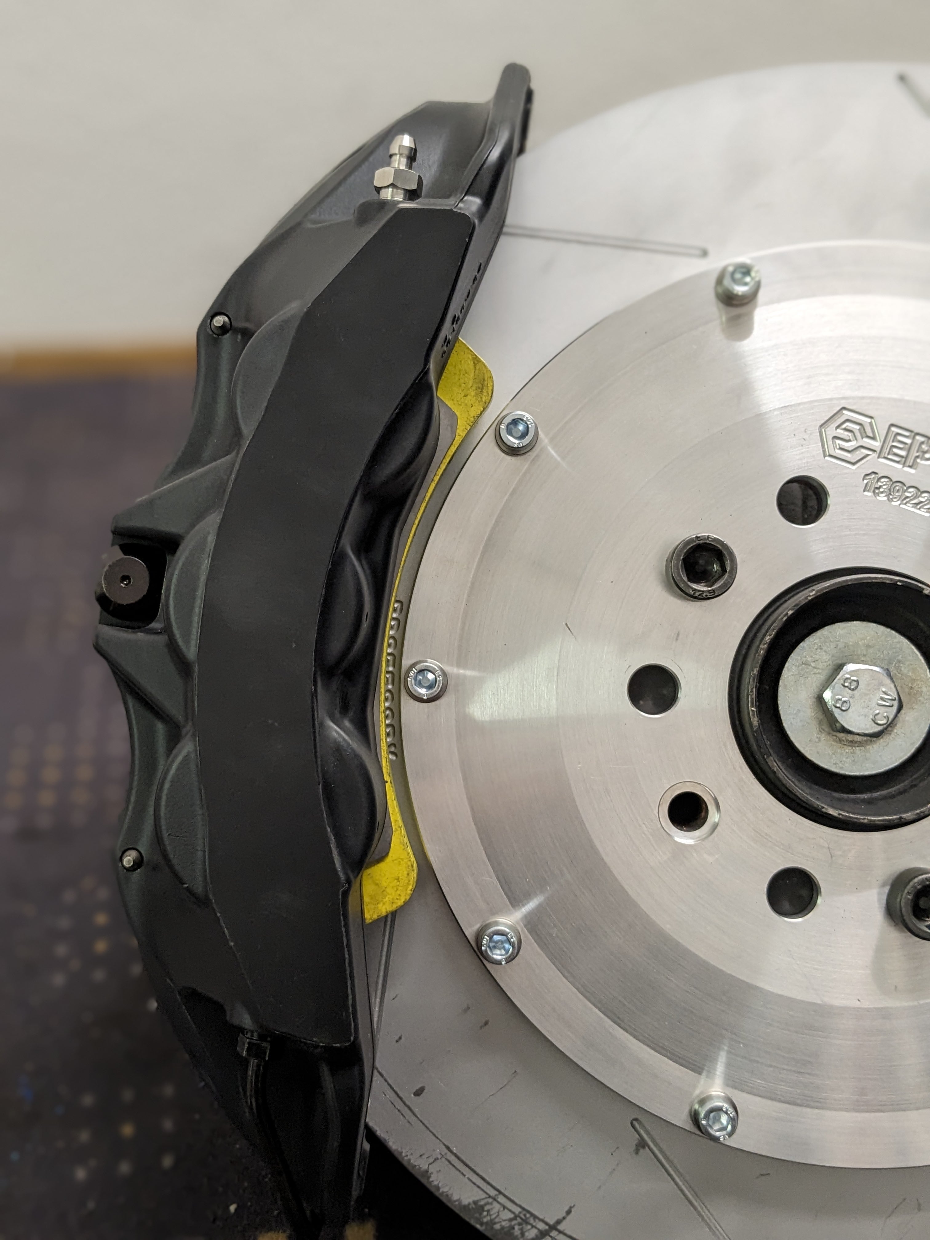 Brake conversion on the front and rear axle of the Opel Corsa E OPC ...